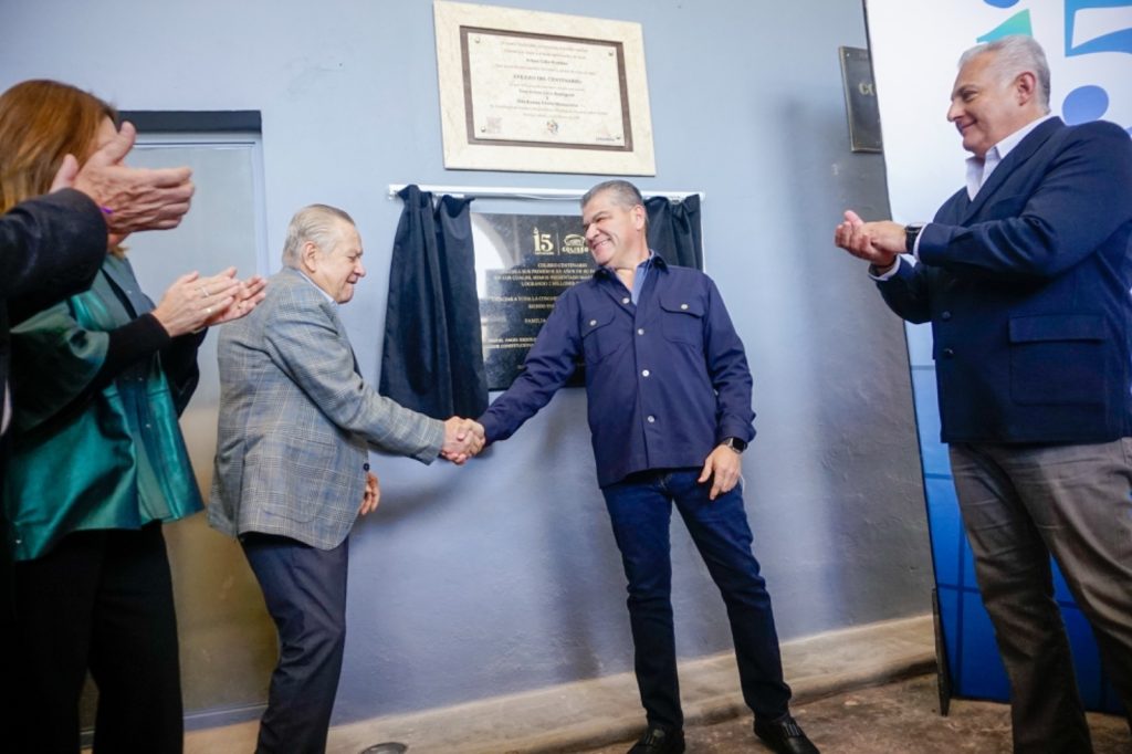 DEVELA MARS PLACA POR 15 ANIVERSARIO DEL COLISEO CENTENARIO DE TORREÓN
