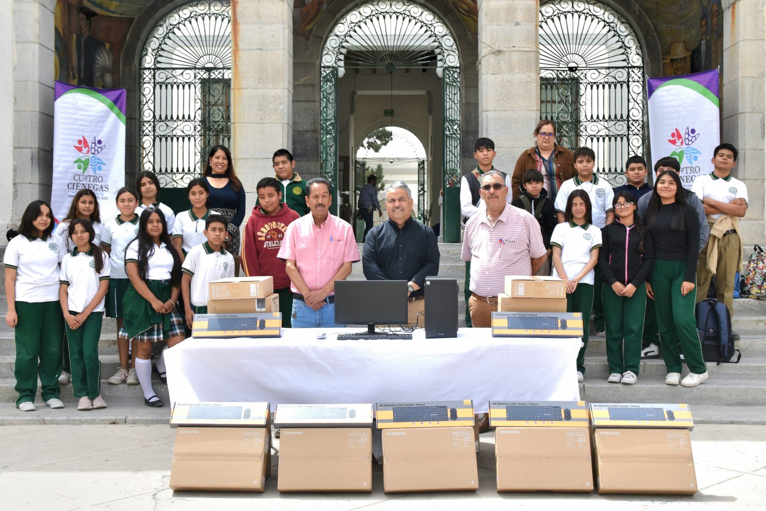 Dona Víctor Leija sueldo como alcalde y entrega computadoras a secundarias