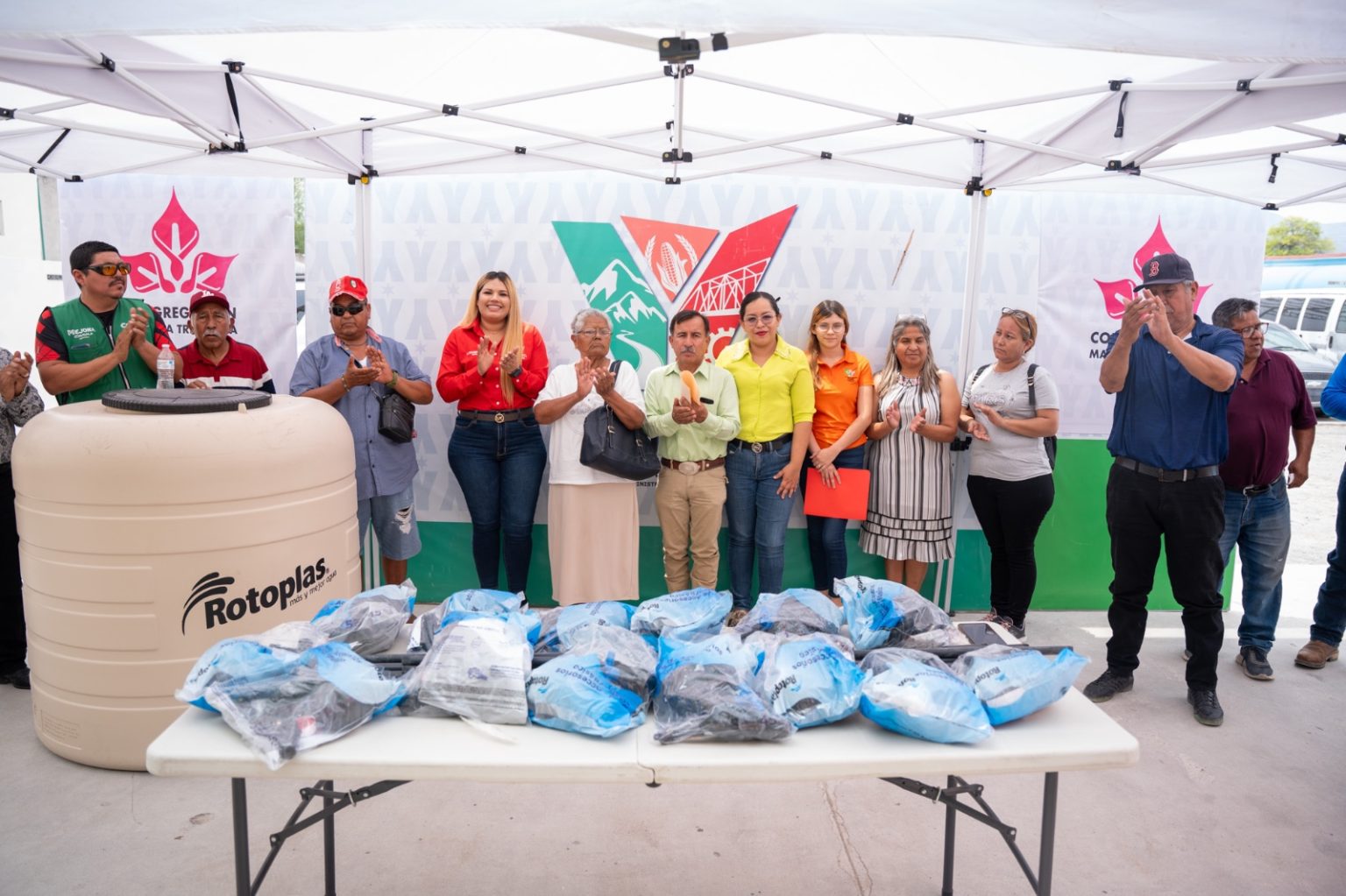 Entrega Yesica Sifuentes tinacos subsidiados a familias de Castaños