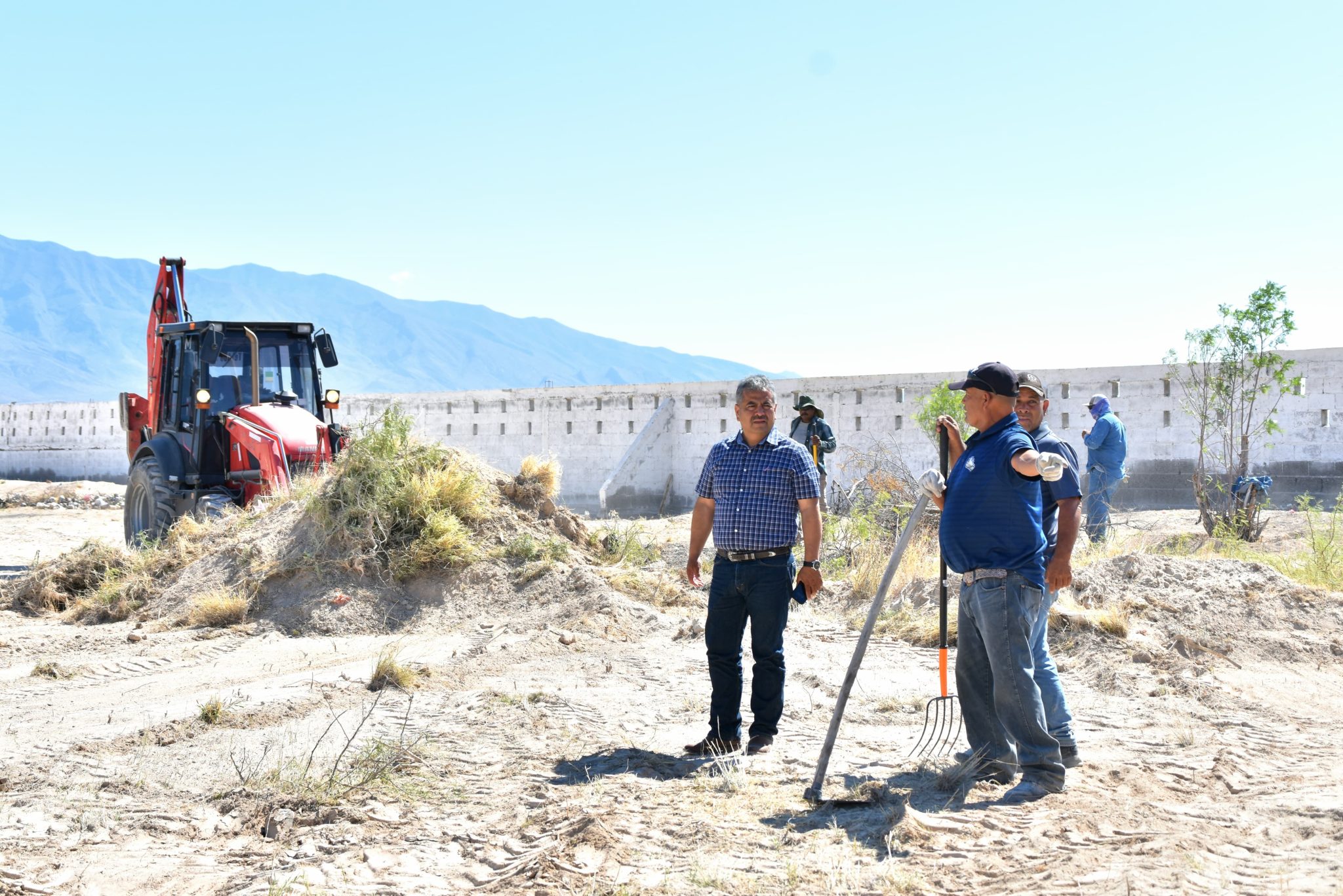 Supervisa Víctor Leija trabajos en el panteón municipal San José