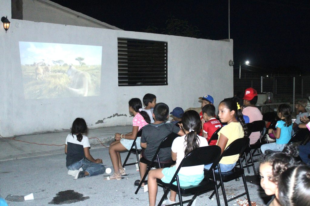 LLEVA VÍCTOR LEIJA CINE, ALEGRÍA Y SANA CONVIVENCIA A LA COLONIA MAGDALENAS