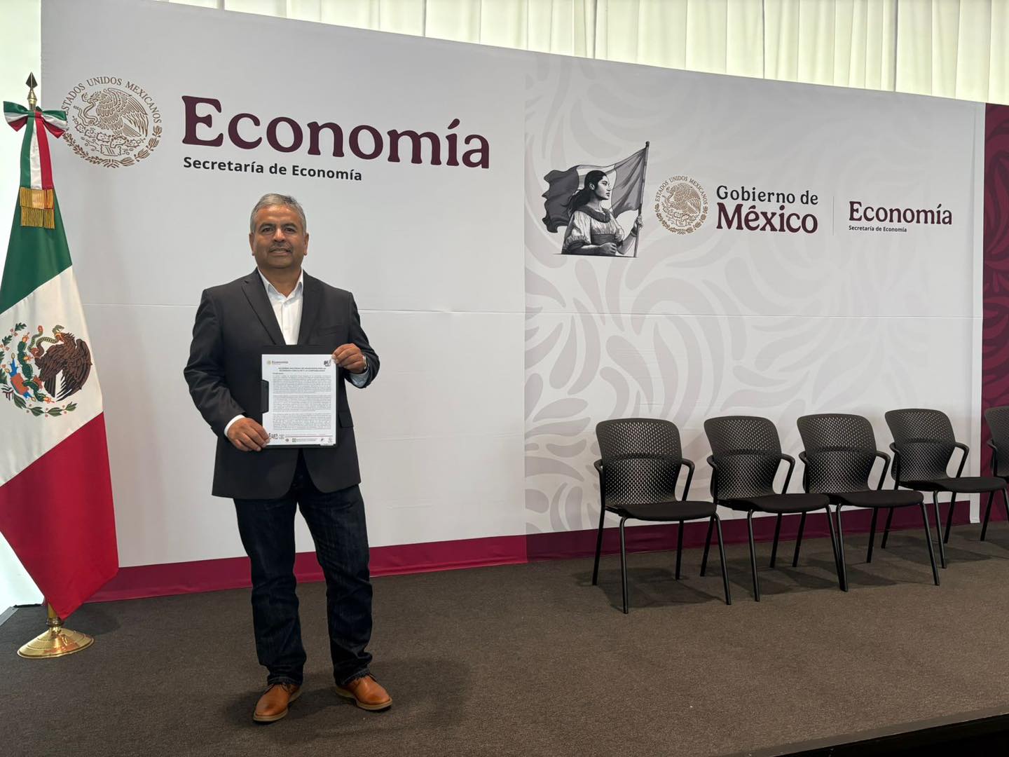 Firma Víctor Leija Acuerdo Nacional Por La Economía Circular Y La ...