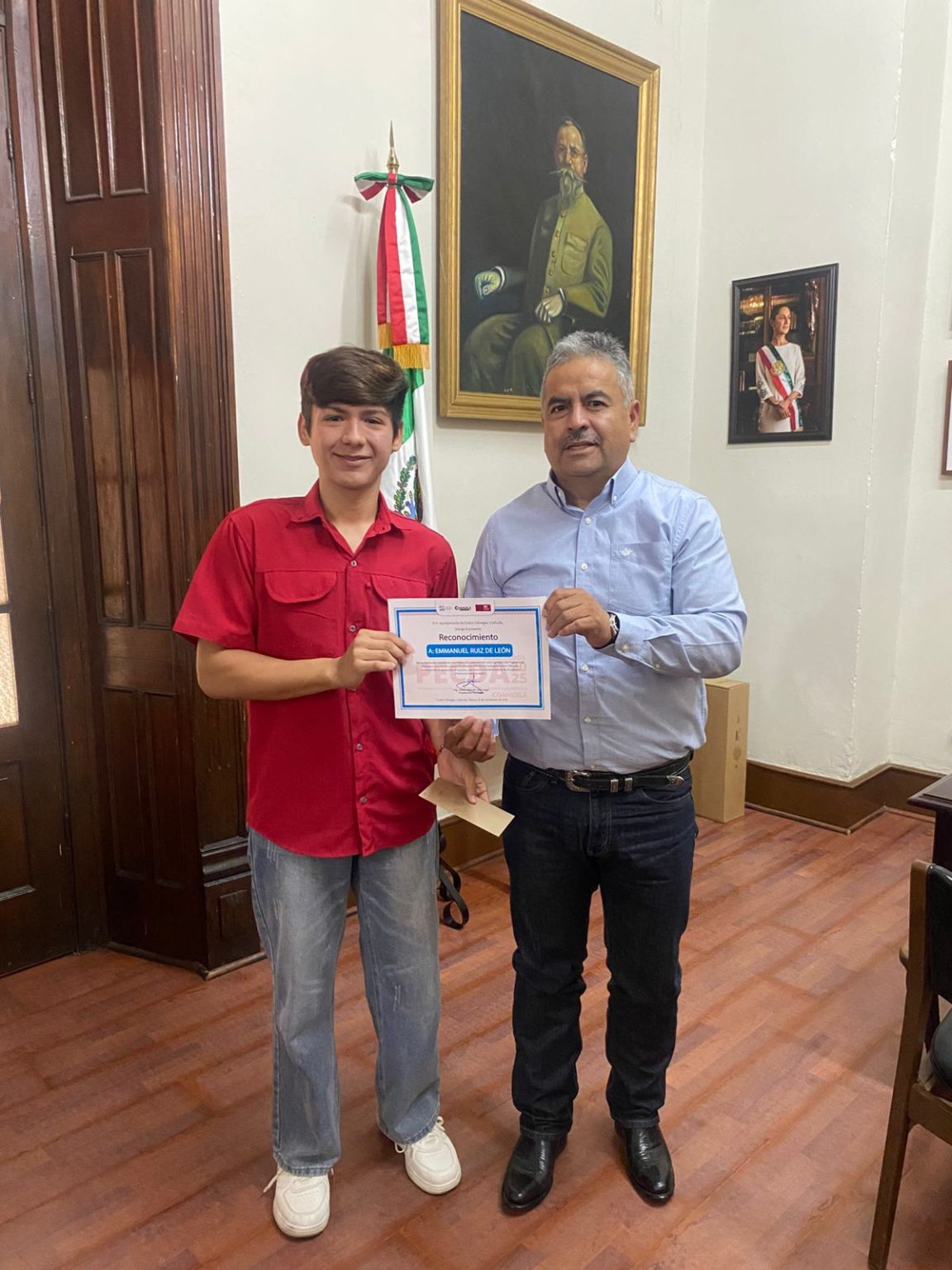 VÍCTOR LEIJA RECONOCE A JOVEN CREADOR GANADOR DEL PECDA 2025